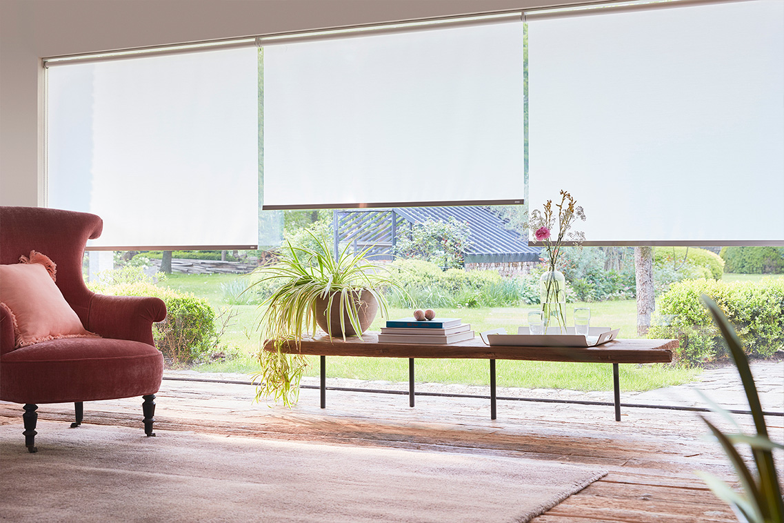 4 solutions modernes pour habiller les fenêtres de votre salon